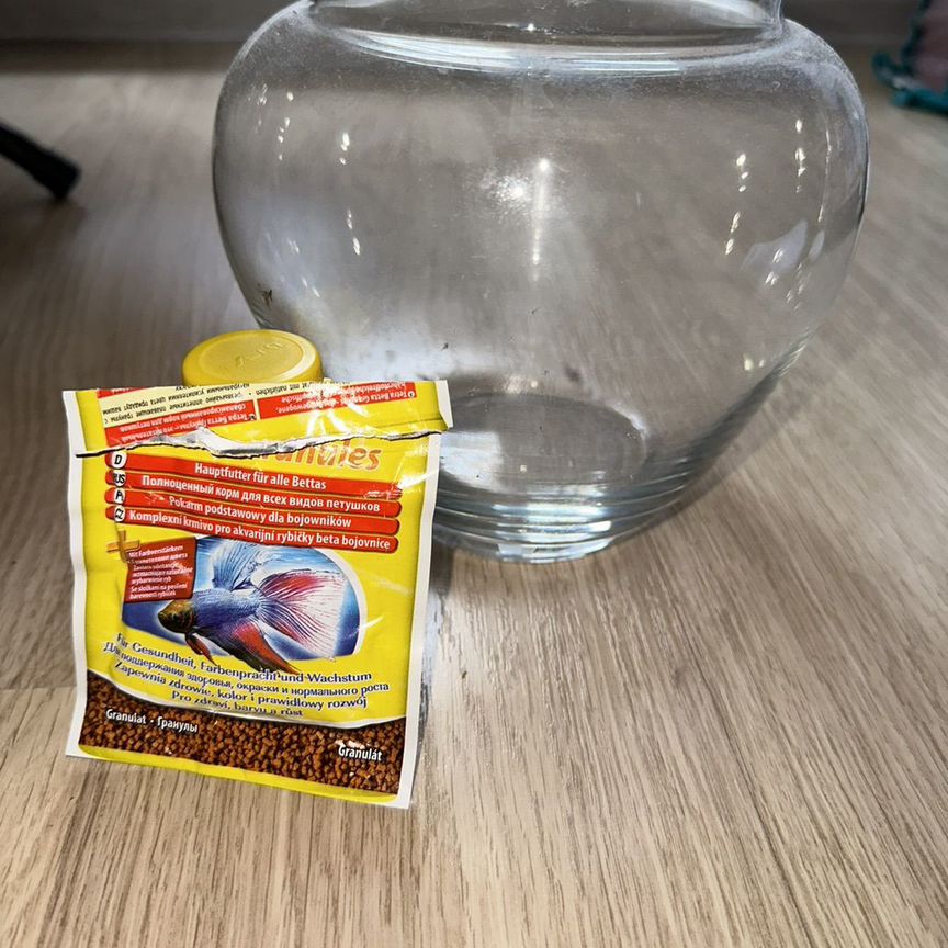 Аквариум и корм для рыбок петушков