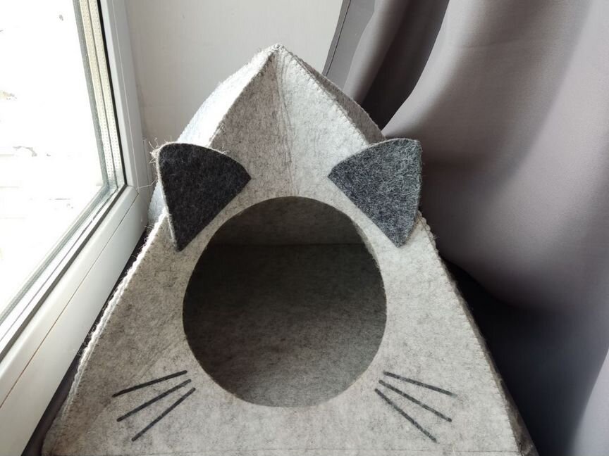 Домик лежанка для кошки из войлока б/у