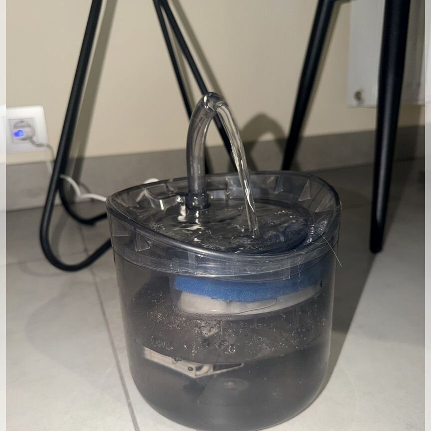 Фонтан поилка для кошек с датчиком движения