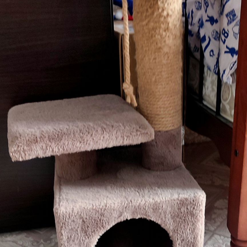 Кошачий домик с ногтеточкой