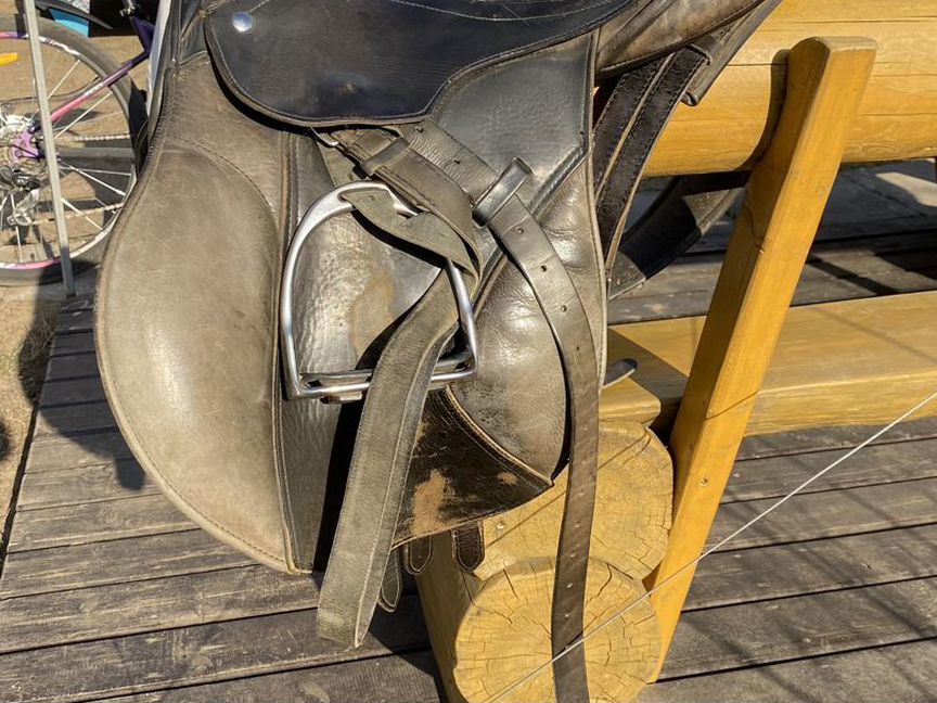 Продам седло универсальное, оголовье