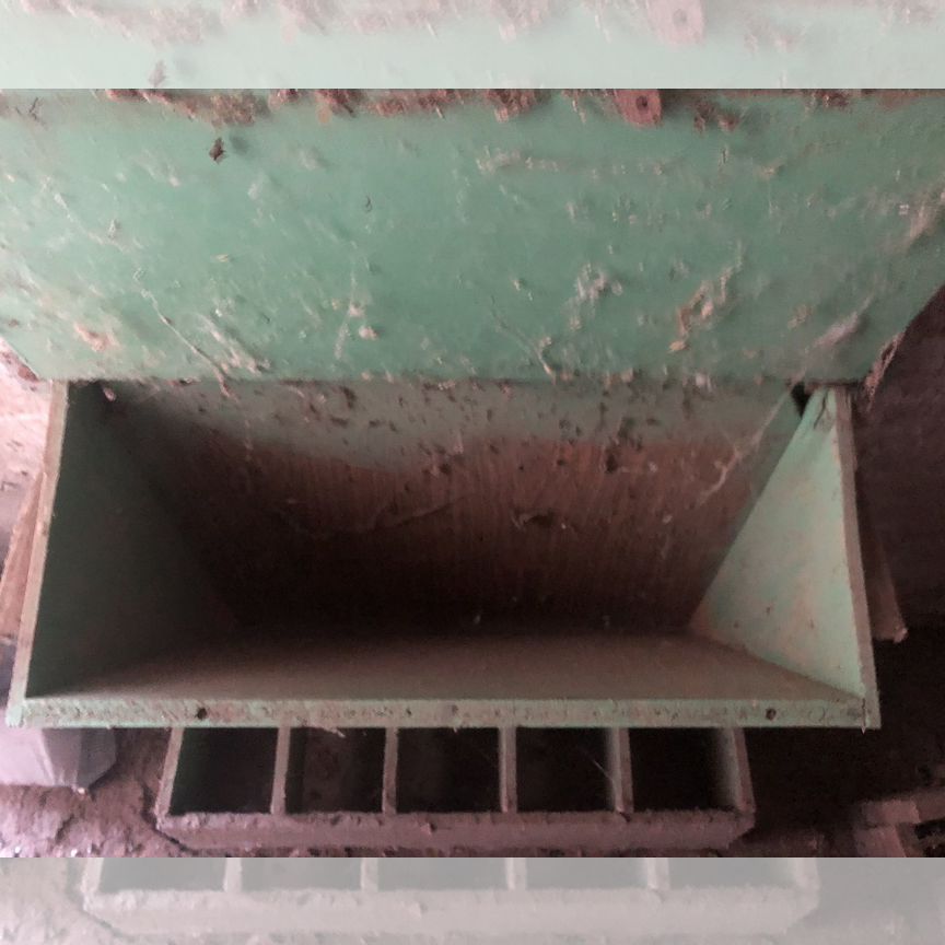 Кормушка для куриц деревянная(не металлическая)