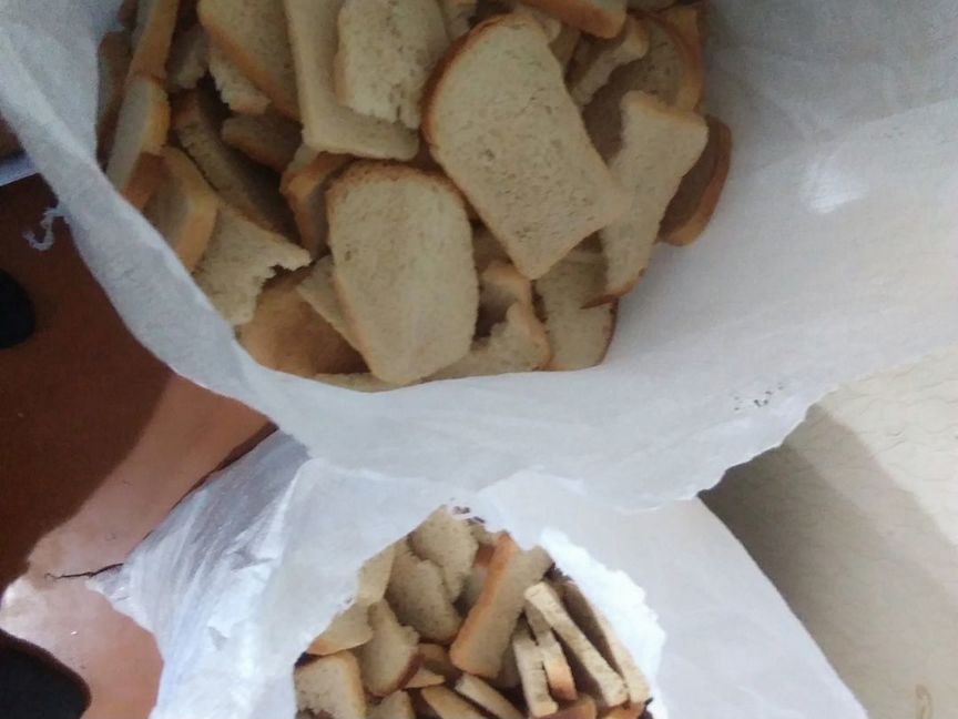 Сухой хлеб батон сухари для корма животных