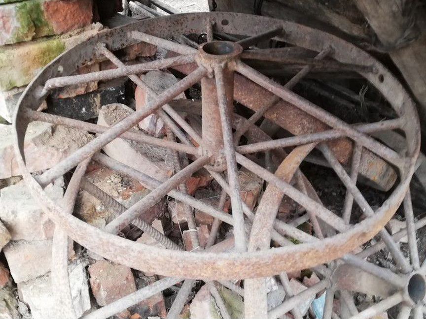 Колеса для конный тележки. Наличие есть и телега