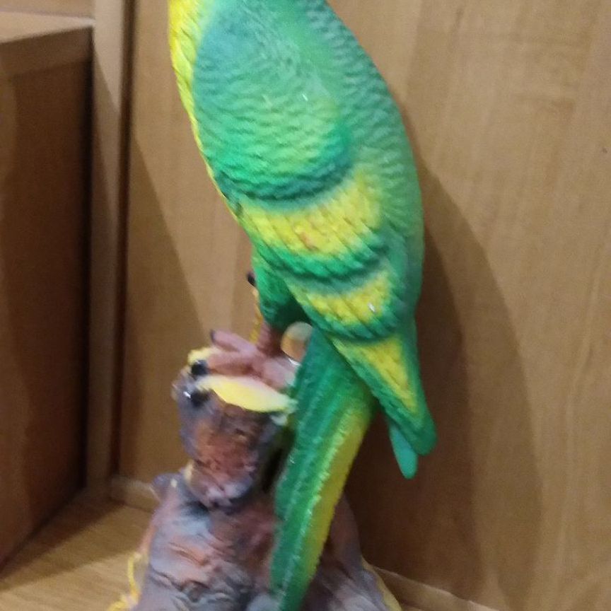 Статуя попугая