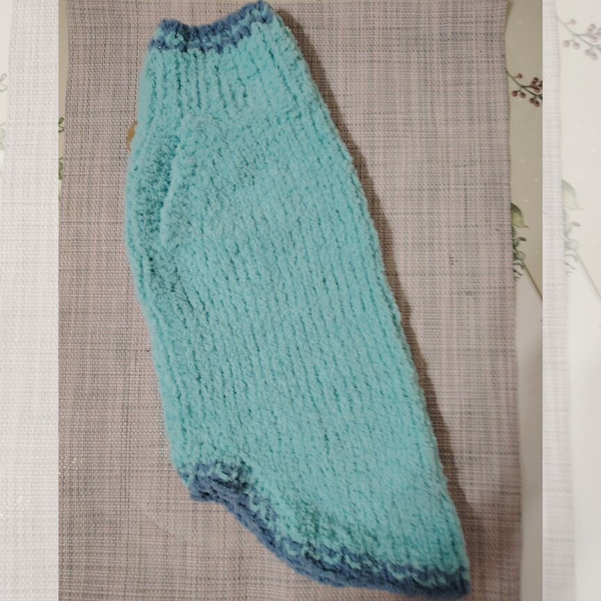 Голубая, вязаная безрукавка для котика