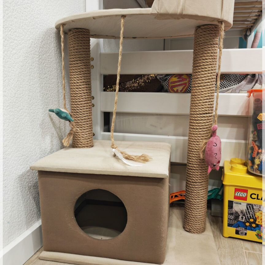 Кошачий домик с когтеточкой