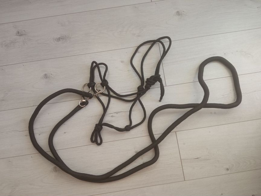Верёвочный недоуздок с поводом для лошади