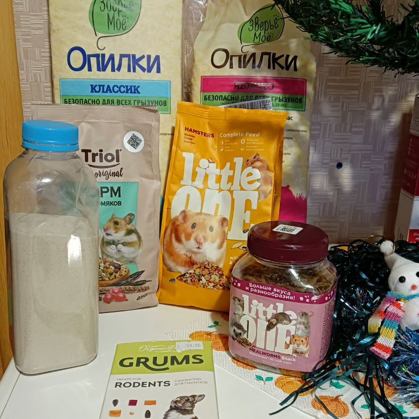 Ухрд за хомяком корм, опилки, песок, мучные черви