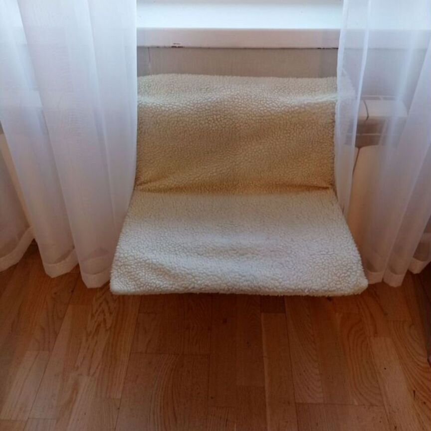 Лежанка для кошки на батарею