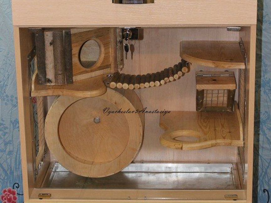 Стеллажи,витрины и домики для домашних животных