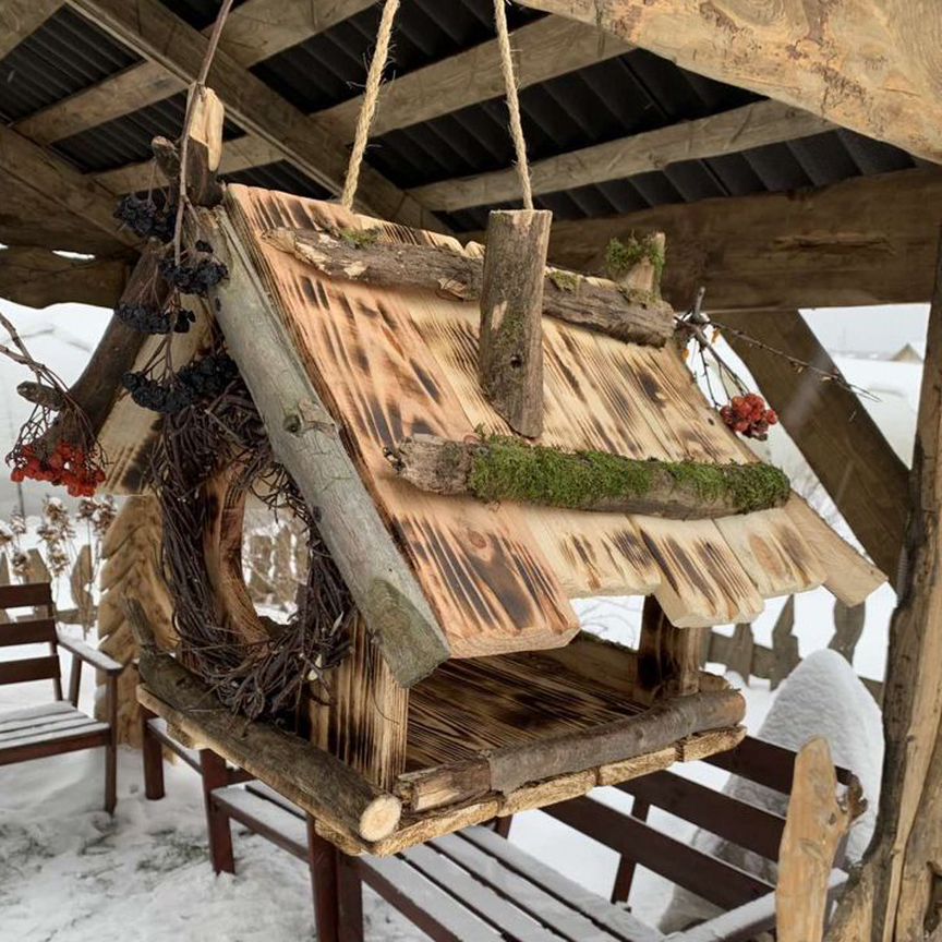 Кормушка для птиц и скворечник