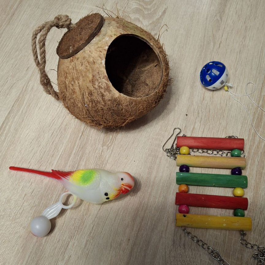 Гнездо и игрушки для попугая
