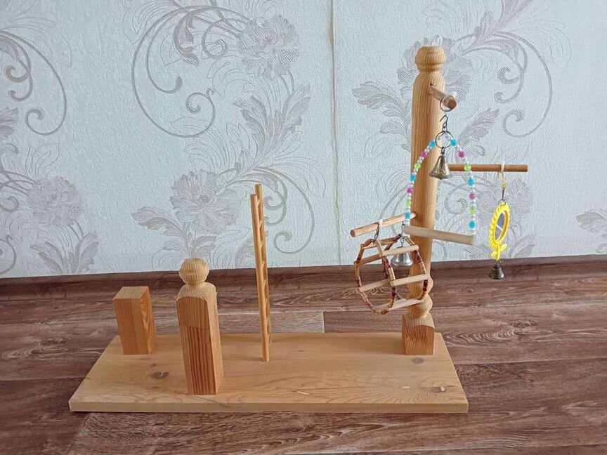 Недостроенная игровая площадка для попугаев