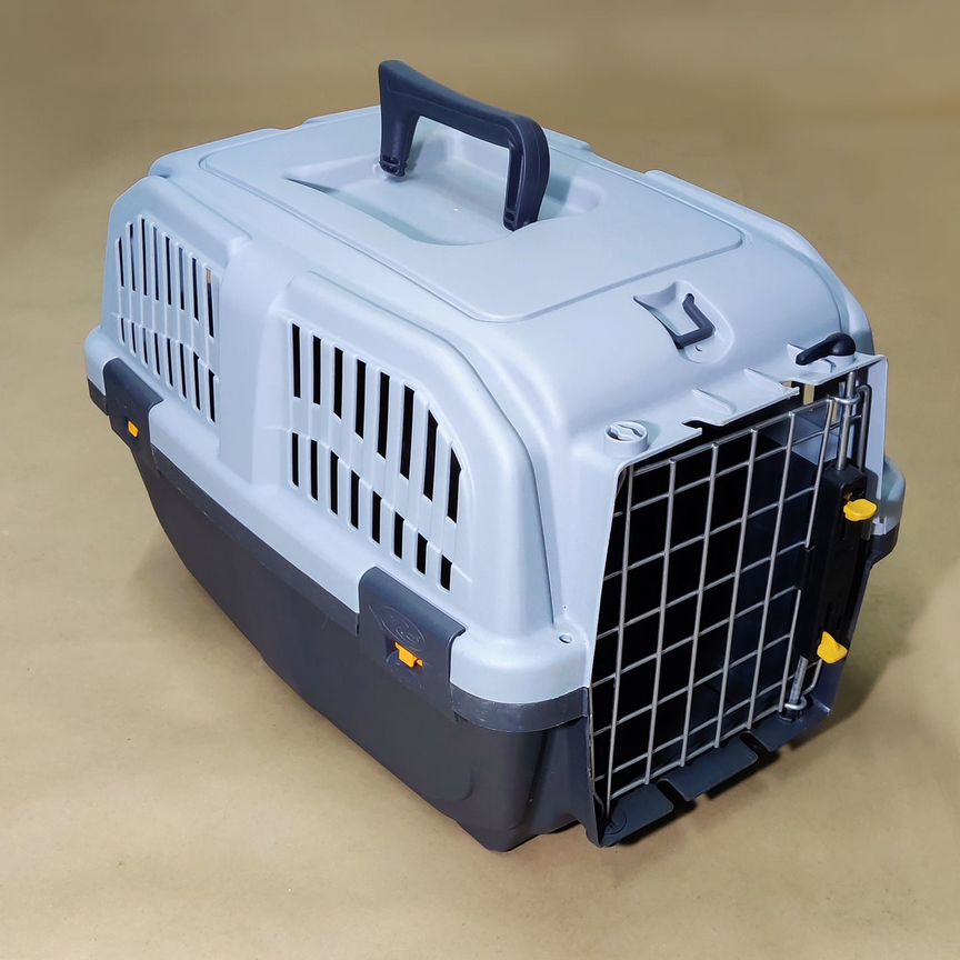 Переноска для животных с металлической дверцей
