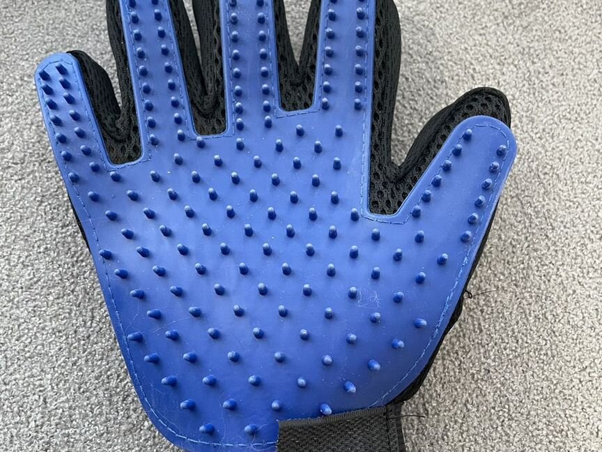 Перчатка для вычесывания шерсти