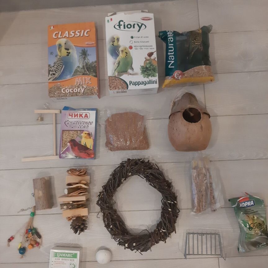 Корм и аксессуары для попугаев