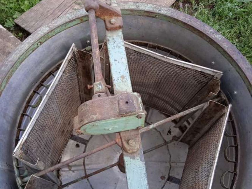 Медогонка 4 рамочная бу