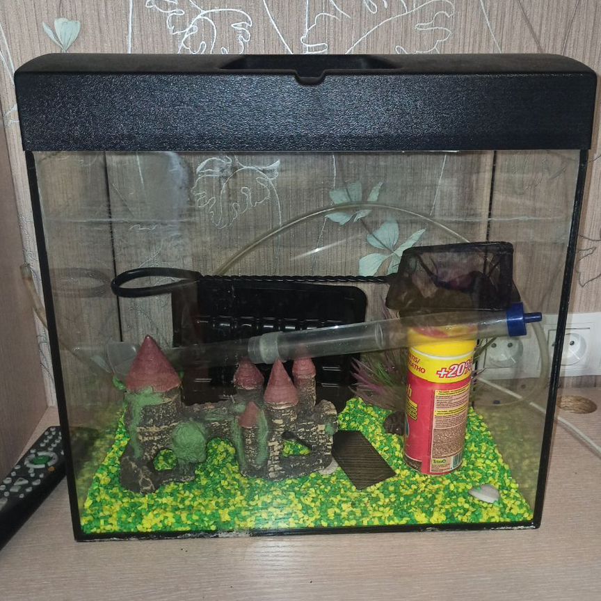 Аквариум бу с замком и камушками