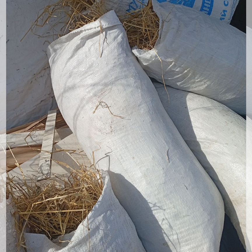 Солома в мешках