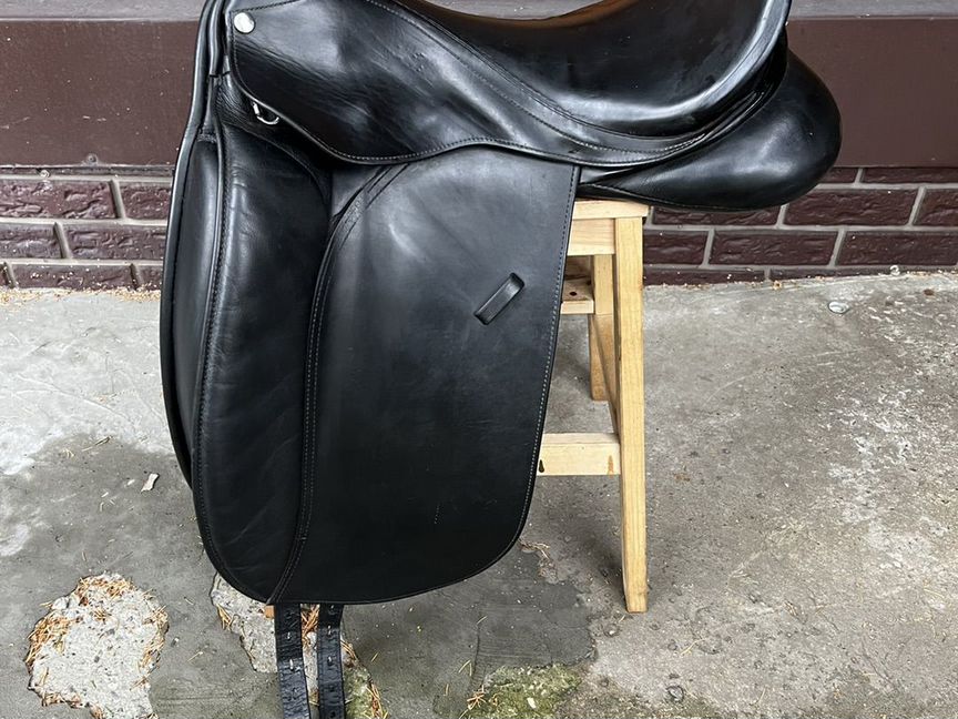 Выездковое седло