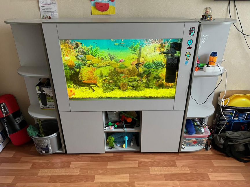 Аквариум с тумбой и рыбками