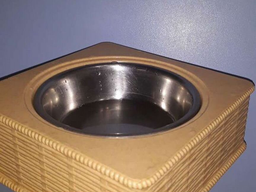 Миска на подставке