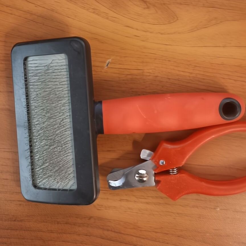 Пуходерка и ножницы для когтей собак и кошек