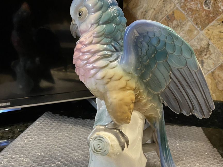 Фарфоровый попугай ГДР