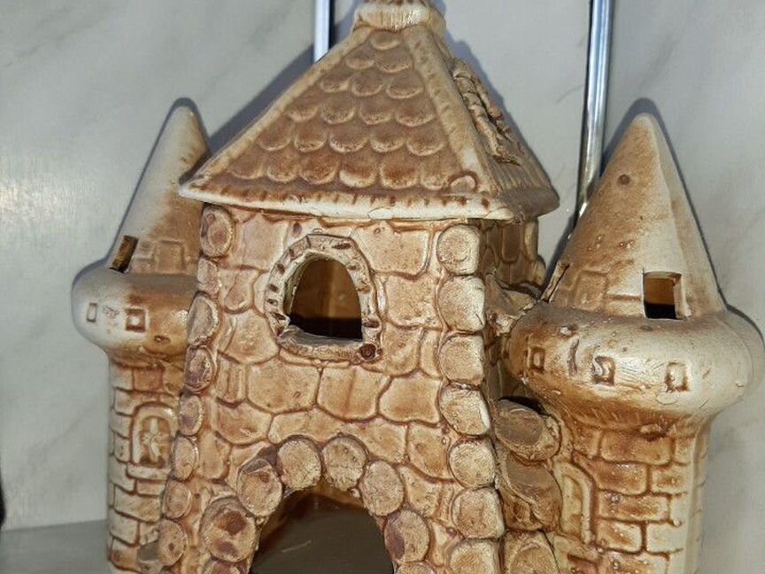 Замок в аквариум