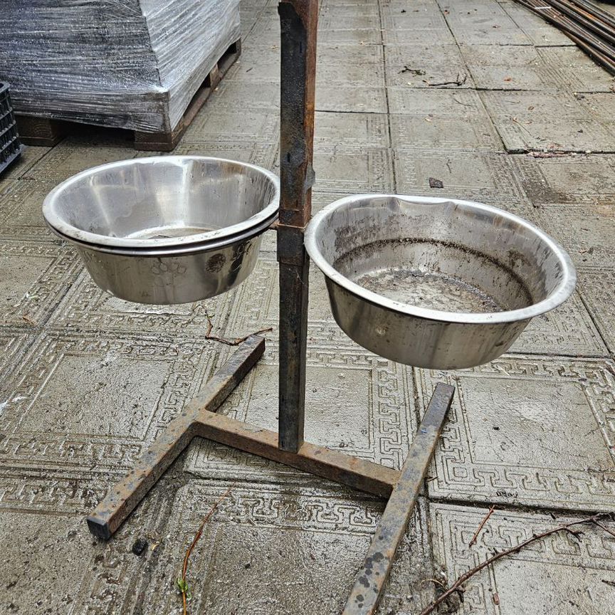 Стойка с мисками для собак