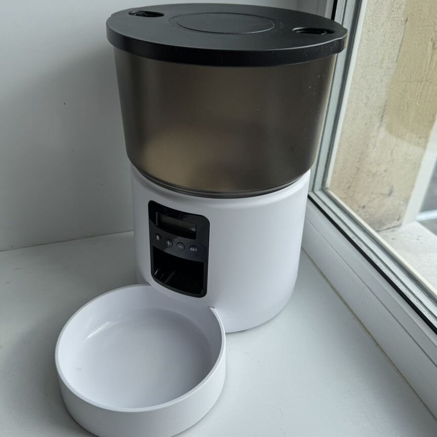 Кормушка для кошек автоматическая