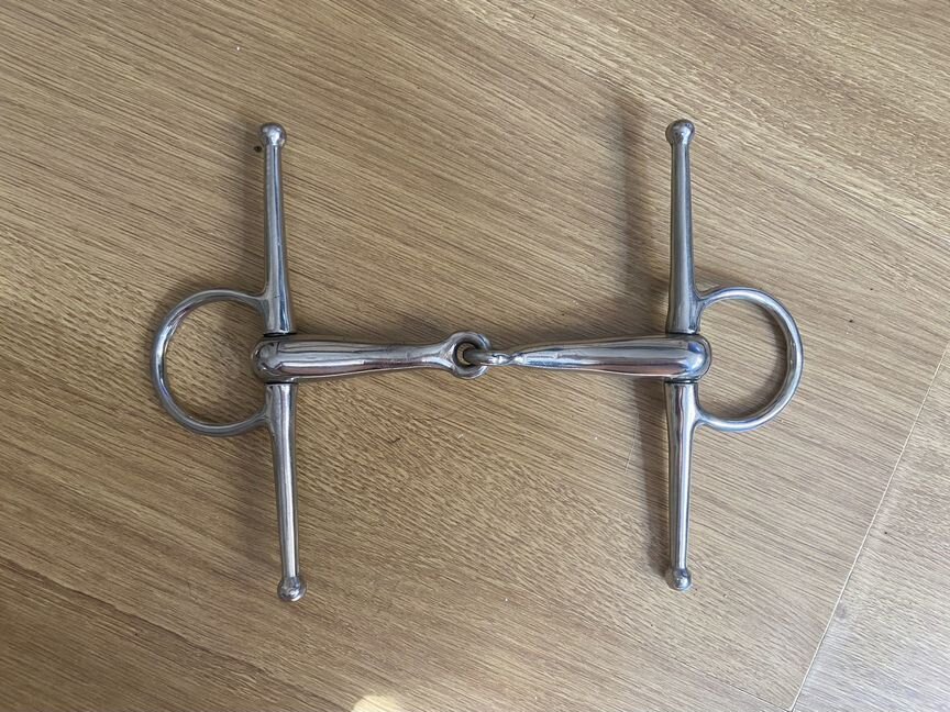 Трензель, ящик для щеток, уздечка
