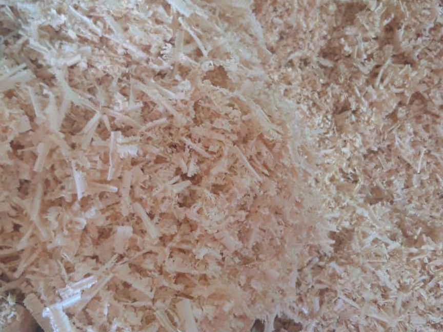 Сухие опилки в мешках