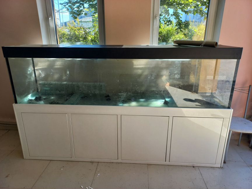 Аквариум большой. С тумбой