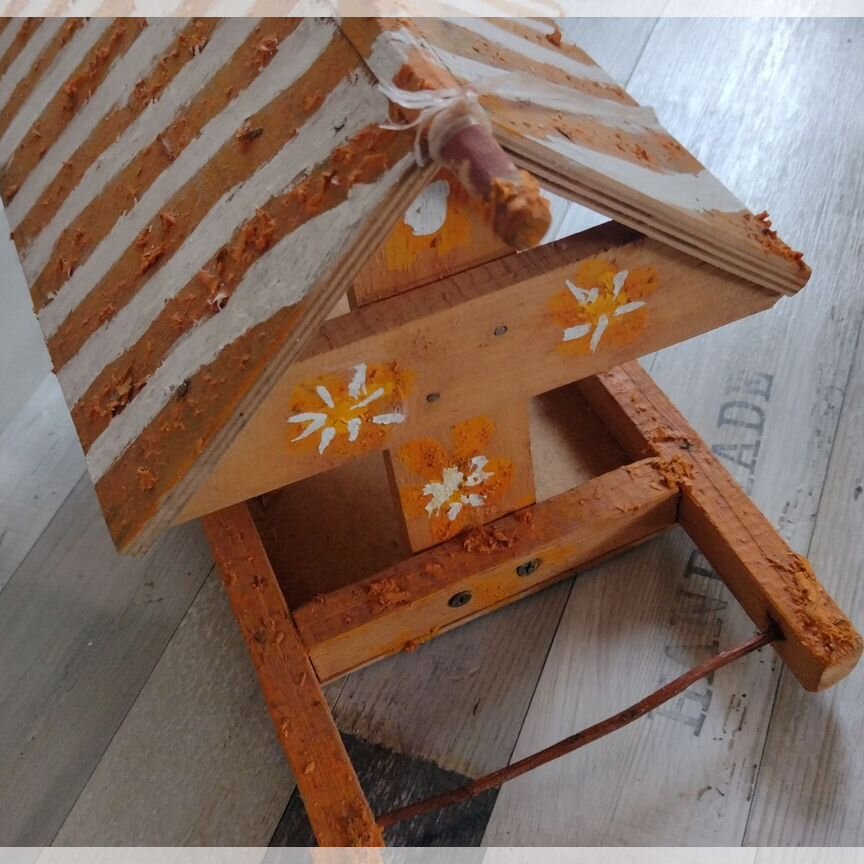 Кормушка для птиц из дерева