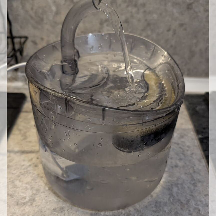 Фонтан поилка для кошек