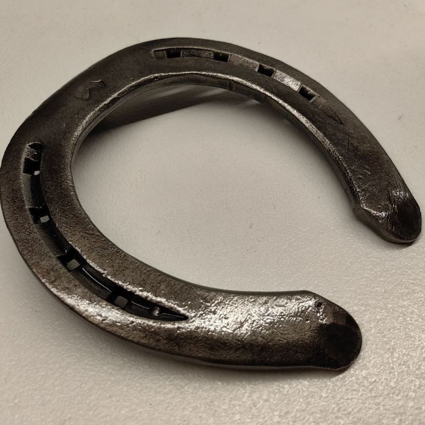 Подкова для лошади настоящая