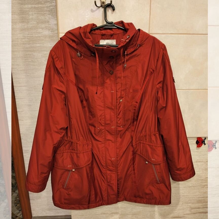 Женская красная ветровка