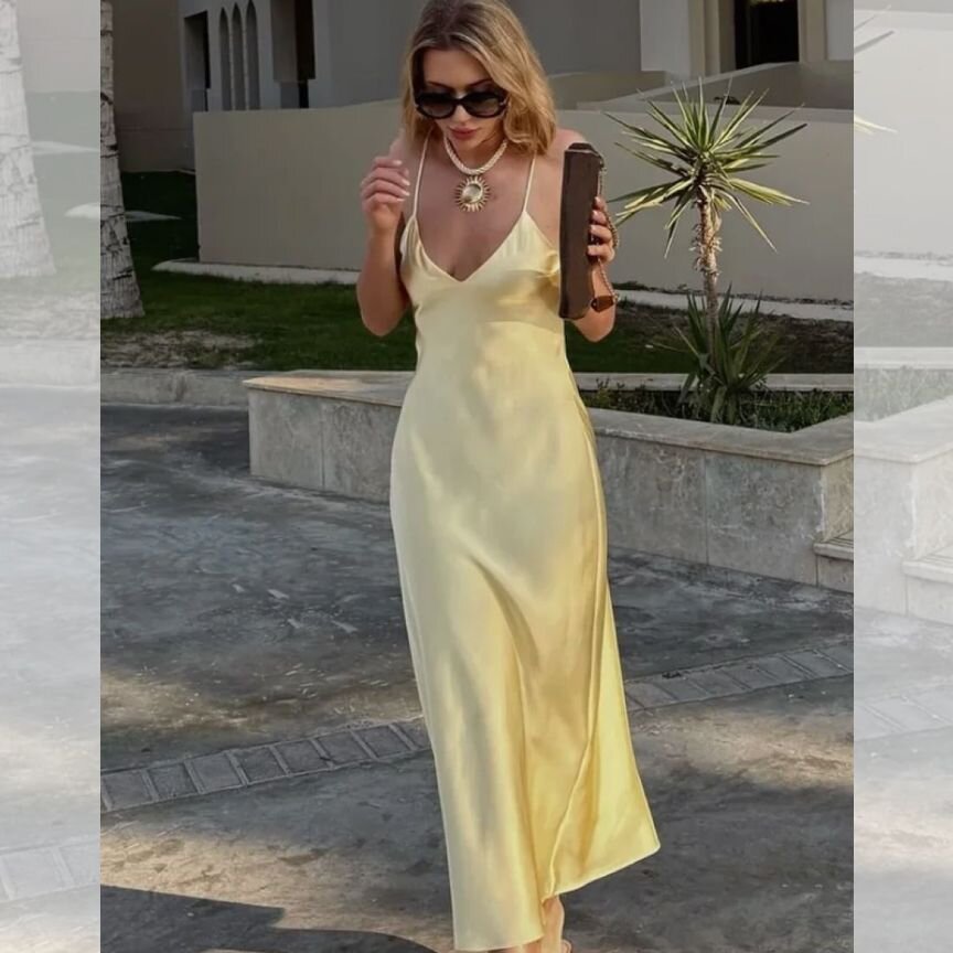Желтое атласное платье с v-образным вырезом