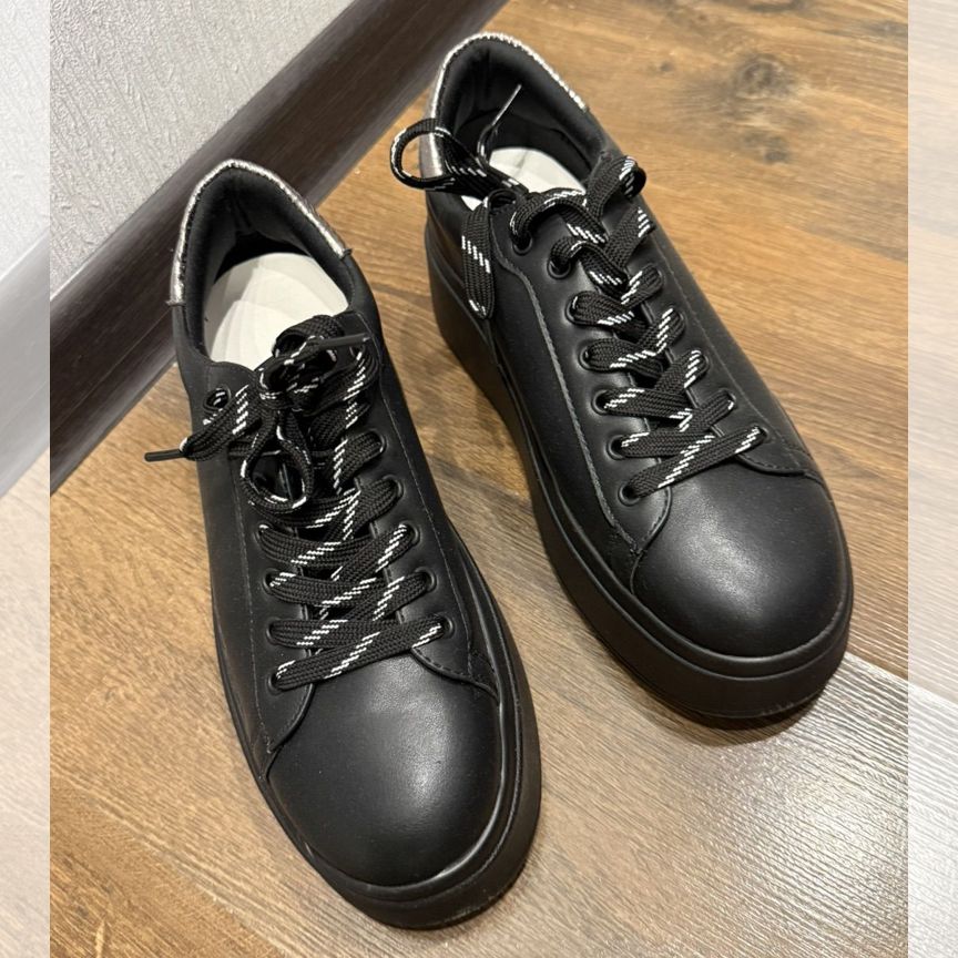 Кроссовки женские